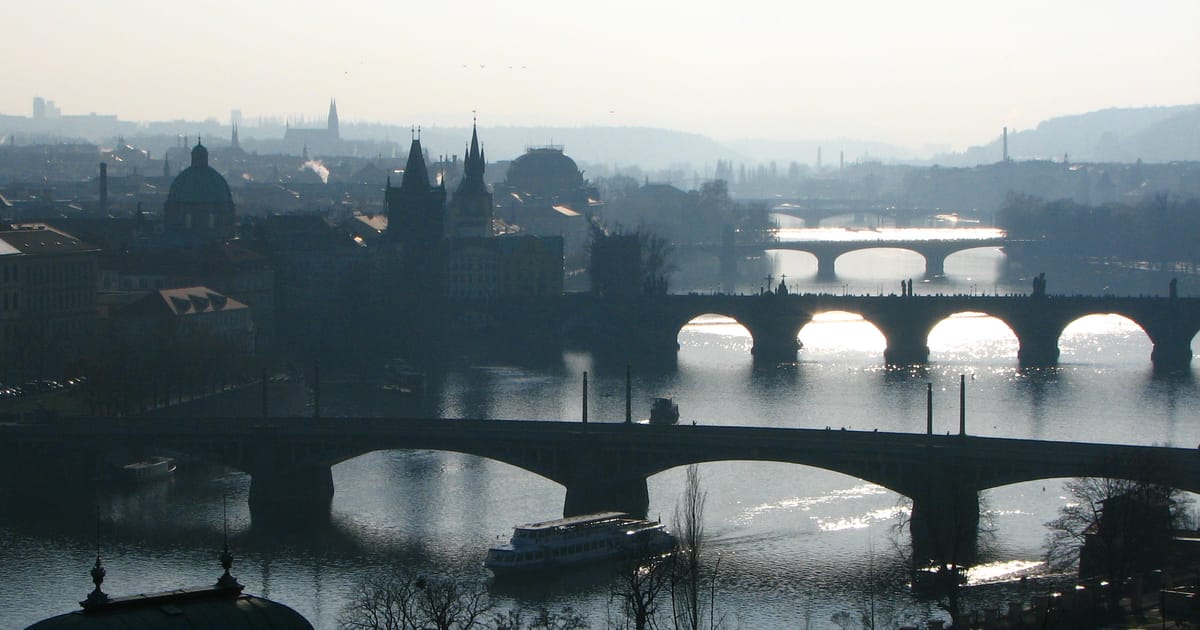 Littérature : dans Les ponts de Prague, Danielle Dussault « appréhende ...