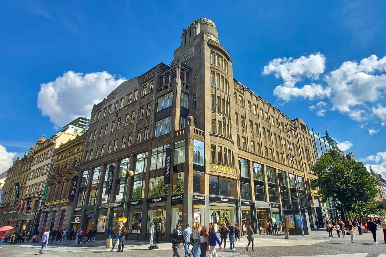Le palais Koruna, couronne de la place Venceslas | Radio Prague ...